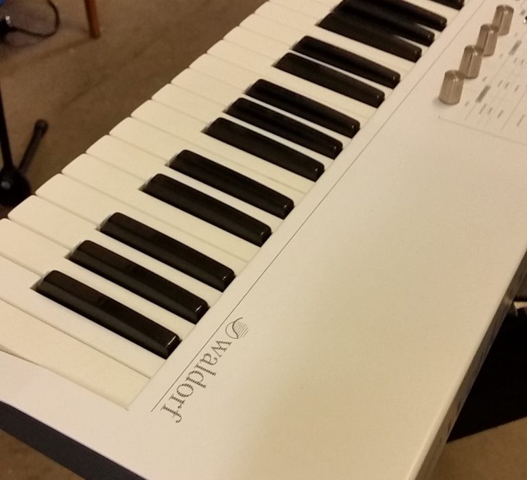 What Makes Synth Keyboards Turn Yellow Untergeekuntergeek what-makes-synth-keyboards-turn-yellow-untergeekuntergeek